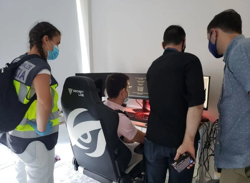 Hacker Who Was Behind The Massive Hack Of Celebrity Twitter Accounts ...