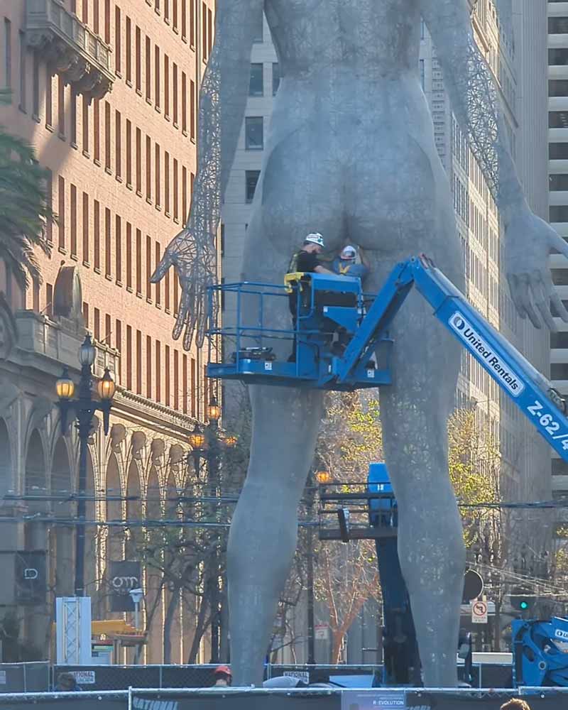 Internet Roasts The Massive Naked Woman Statue Nobody Asked For—Or ...